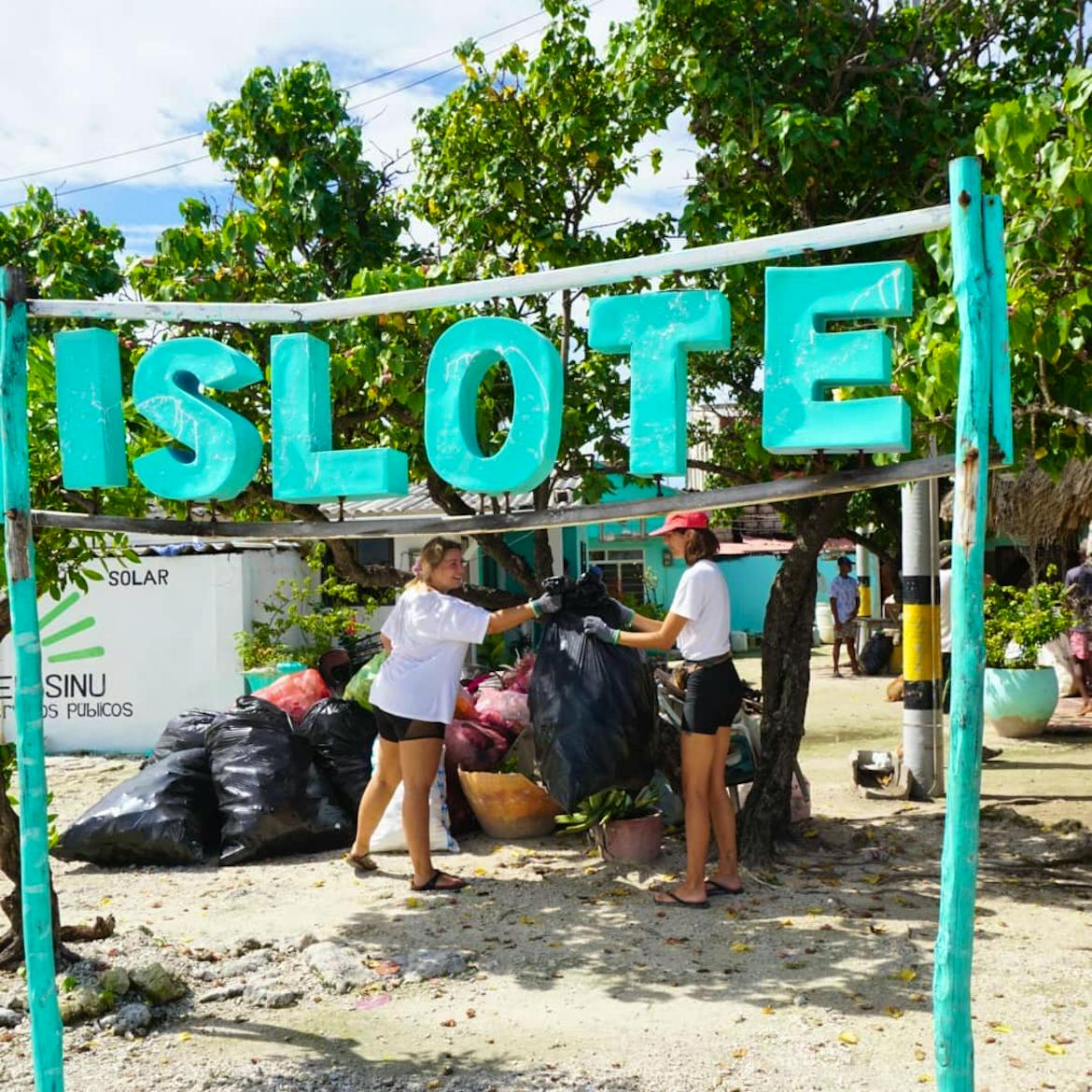 Surf & Help Community Development | Voluntariado en Colombia 2025