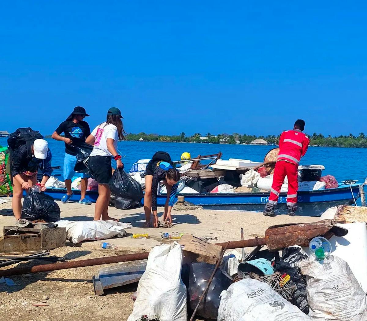 Surf & Help Community Development | Voluntariado en Colombia 2025